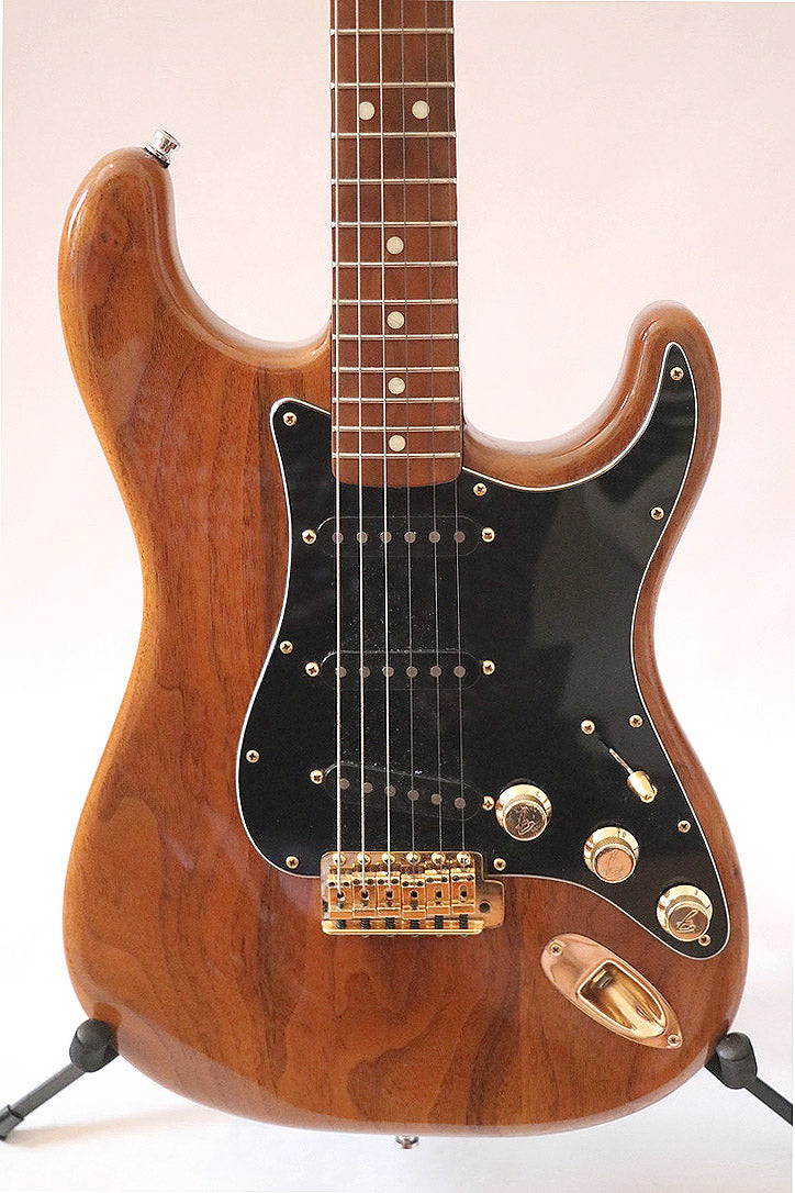 Fender Stratocaster Walnut 'The Strat' 1981 – The Guitar Colonel