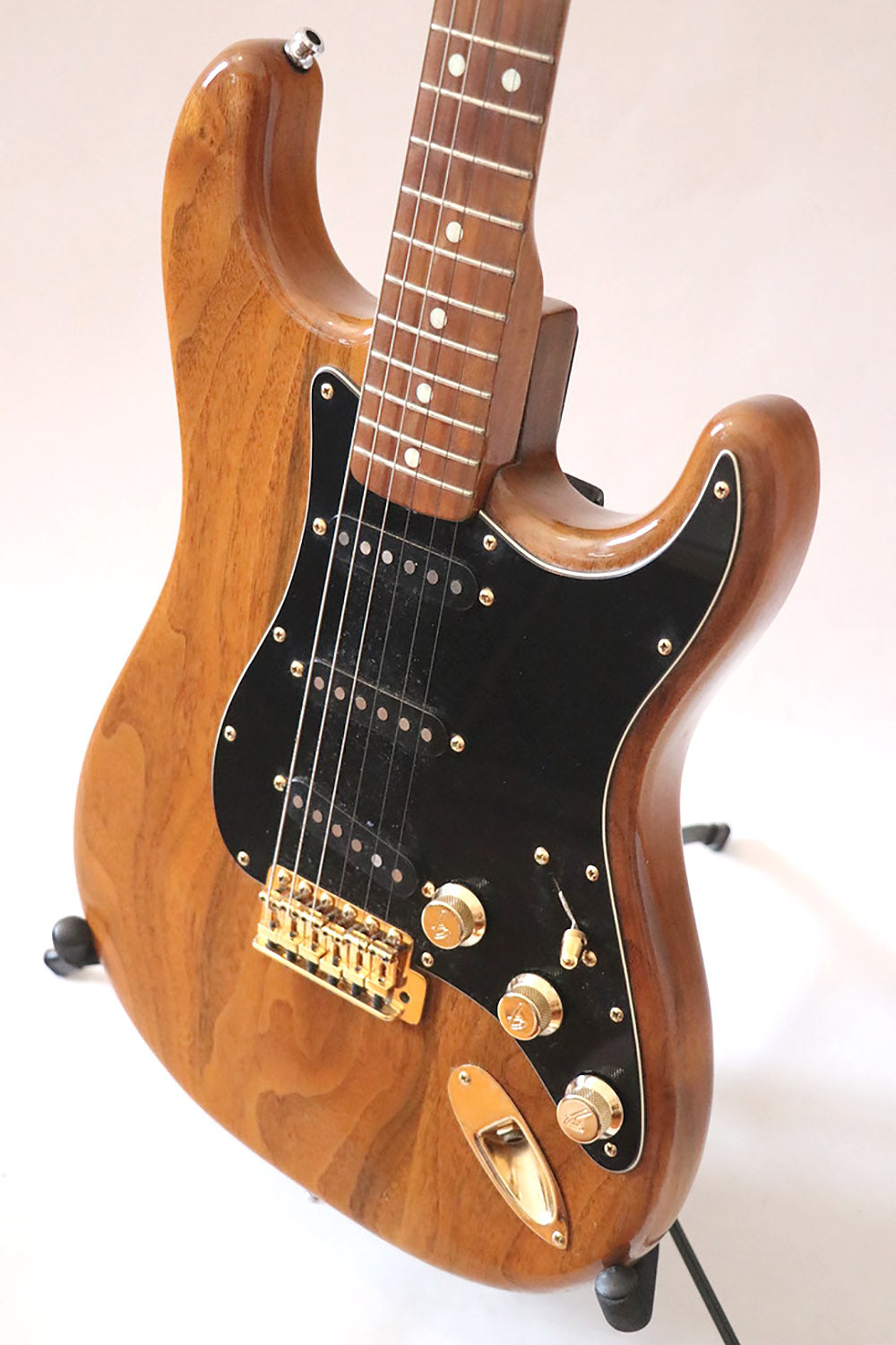 Fender Stratocaster Walnut 'The Strat' 1981 – The Guitar Colonel