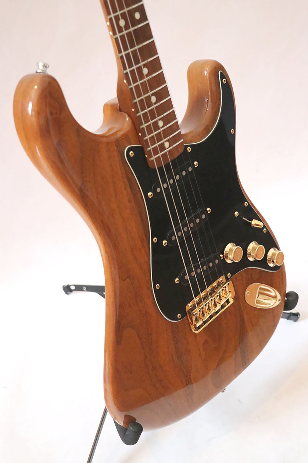 Fender Stratocaster Walnut 'The Strat' 1981 – The Guitar Colonel